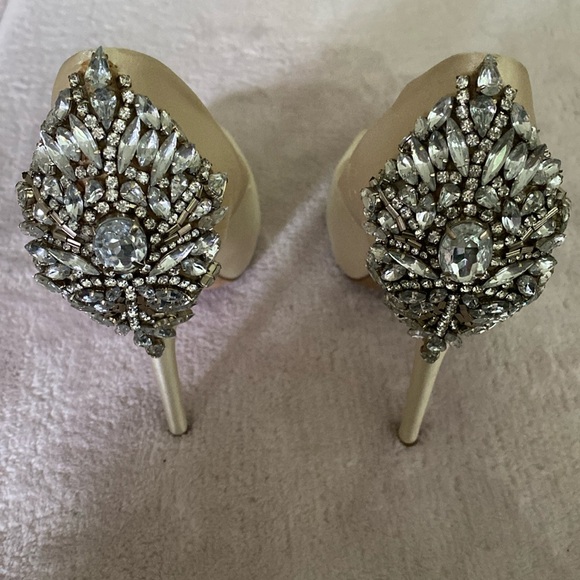 Badgley Mischka | Shoes | Badgley Mischka Stiletto Cream Color Heels ...